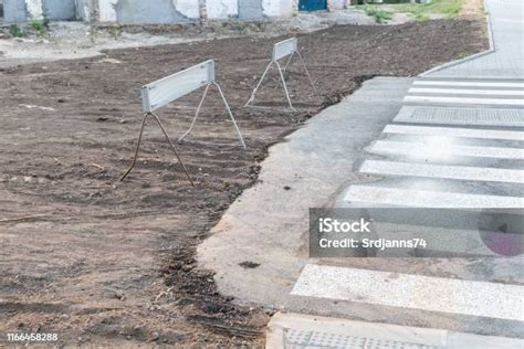 도로 의 끝 근처에 도로 장벽 표지판과 미완성 도로 공사 와 먼지와 보행자 통로 0명에 대한 스톡 사진 및 기타 이미지 0명