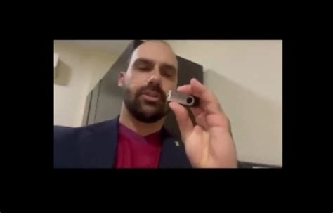 EDUARDO BOLSONARO DIZ QUE FOI AO CATAR LEVAR PEN DRIVES SOBRE O BRASIL