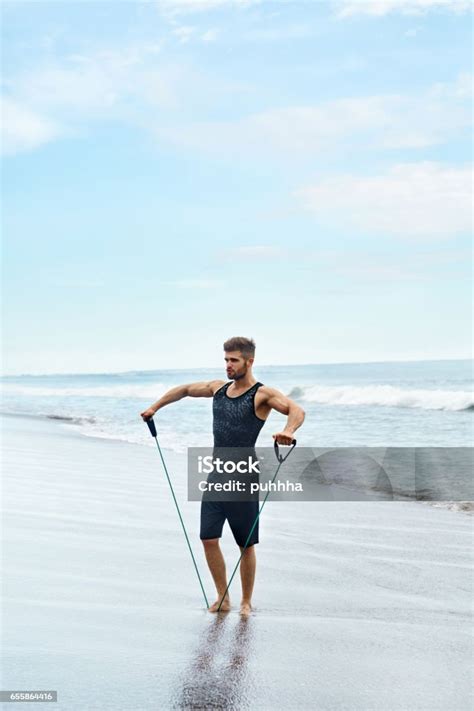 피트 니스 남자 비치 야외 익 스팬 더 운동을 하 고 운동 스포츠 개념에 대한 스톡 사진 및 기타 이미지 개념 건강한 생활방식 근육 Istock