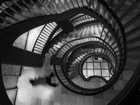 图片素材 黑与白 建筑 白色 轮 螺旋 线 黑暗 黑色 圈 反射相机 设计 对称 快照 德国 形状 汉堡 鱼眼镜头 单色摄影 单镜头反光相机