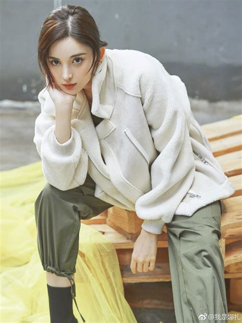 太犯規！「古力娜扎」性感解放「雪白半球」一轉身「美背全裸」引網暴動！