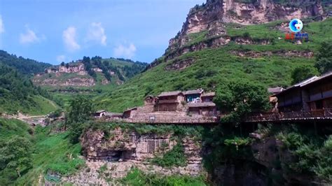 절벽에 매달린 듯한 中 산시성 시골 마을 빈곤촌에서 핫플레이스로 거듭 Xinhua