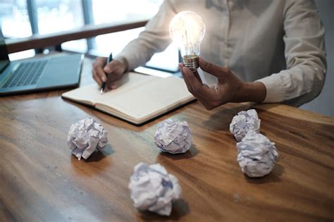 Ide Kreatif Wanita Bisnis Memegang Bola Lampu Konsep Teknologi Ide Dan