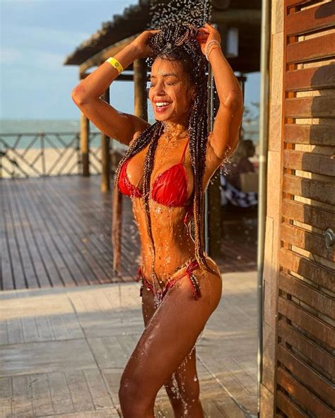 Bailarina Tatiana Scarletti Se Refresca Debaixo Do Chuveiro IG Models