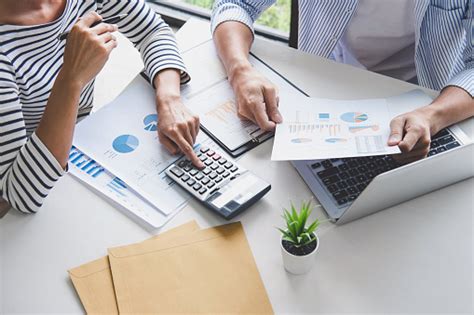 비즈니스 팀 협업 작업 분석 금융 데이터와 함께 논의 하 고 마케팅 팀 회의 얘기 브레인스토밍 통신 개념에서에서 성장 보고서 그래프 계획에 대한 스톡 사진 및 기타 이미지