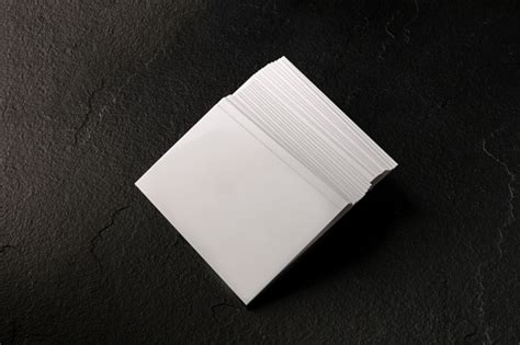 검은 색 슬레이트 배경에 흰색 명함 의 스택의 모형 텍스트에 대한 장소와 상단에서 촬영 검정색 배경에 대한 스톡 사진 및 기타