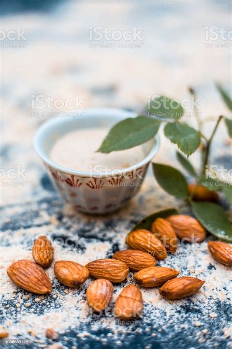 귀리 얼굴 팩의 닫거나 Avena Sativa로 구나 얼굴 마스크 즉 짓 눌린 또는 아몬드 또는 ㄱ 우유 가루와 나무 표면에