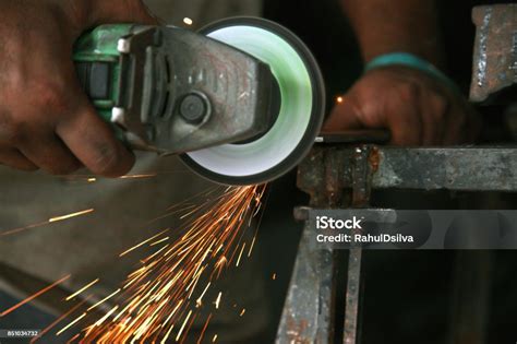 금속 작동합니다 전기 바퀴 공장에서 강철 구조에 연 삭 강철에 대한 스톡 사진 및 기타 이미지 강철 건설 산업 공장 산업