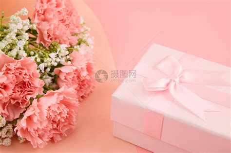 520康乃馨满天星花束和礼物盒特写高清图片下载 正版图片507733411 摄图网