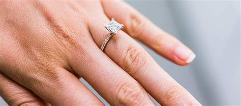 So findest du den perfekten Diamantring für deine Hand