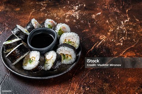 찐 흰 쌀로 만든 한국 쌀밥 또는 김밥 어두운 배경 평면도 복사 공간 건강한 식생활에 대한 스톡 사진 및 기타 이미지 건강한