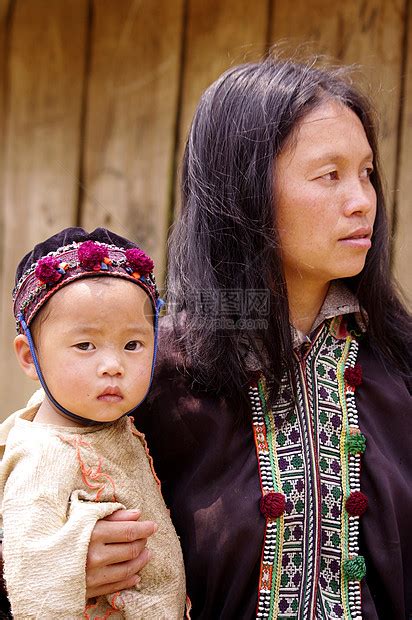 母亲和子女绒球多样性风俗衣服刀族孩子种族头饰女性孩子们高清图片下载 正版图片320451653 摄图网