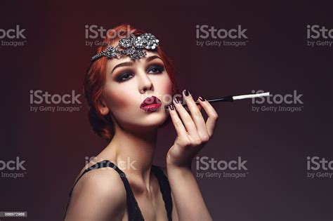 연기가 자욱한 눈과 담배를 들고 빨간 입술을 가진 아름다운 소녀 갈색에 대한 스톡 사진 및 기타 이미지 갈색 개인 장식품