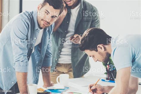 자른 Multiethnic 사무실에서 새 프로젝트에서 작업의 총 3 명에 대한 스톡 사진 및 기타 이미지 3 명 개념
