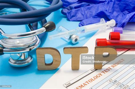 개념 사진 Dtp 소아의 백신 또는 예방 접종 과정 약어 Dtp는 백신 주사기 청진 기 혈액과 앰 플의 배경에 대해 백신접종에