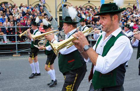 역사 및 전통 의상 음악 밴드와 함께 뮌헨에 세계적으로 유명한 옥 토 버 페스트의 열기 Brass Band에 대한 스톡 사진 및