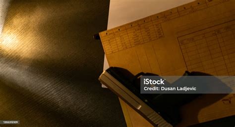 미스터리 사건 살인 사건의 증거 일급 비밀 기밀 파일 총으로 형사 책상에 0명에 대한 스톡 사진 및 기타 이미지 0명 개체