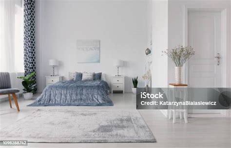 더블 침대 화이트 침대 옆 테이블 램프 봉 제 카펫과 벨벳 침대 진짜 사진 복사 공간에 침구와 뉴욕 스타일 침실 디자인 담요에 대한 스톡 사진 및 기타 이미지 Istock