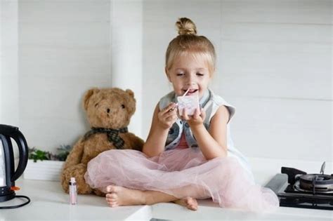 خرید و قیمت دانلود تصویر باکیفیت دختر زیبا در حال میکاپ کردن در