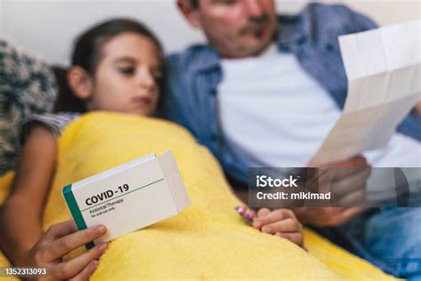 아버지는 아픈 딸을 돌봅니다 코로나바이러스 전염병 공간을 복사합니다 2명에 대한 스톡 사진 및 기타 이미지 2명 40 44
