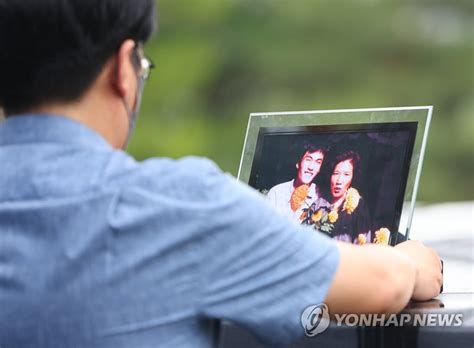 사진으로 함께 한 이한열 열사와 어머니 배은심 여사 연합뉴스