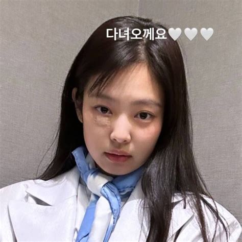 얼굴에 밴드 붙이고 스케줄 소화하는 블랙핑크 제니 인스티즈 Instiz 인티포털 카테고리