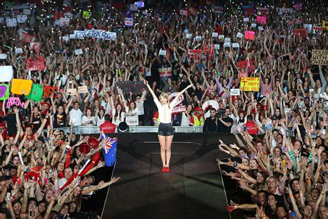 Taylor Swift Crowd