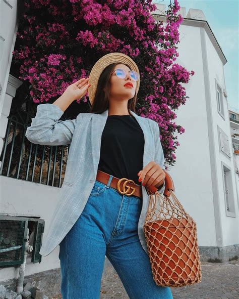 Pin On Mujeres Con Correas Y Jeans