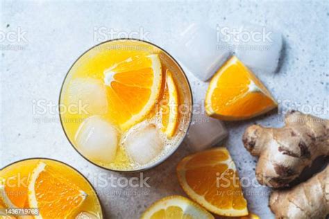 유리 회색 배경에 생강과 향신료가 들어간 오렌지 레몬 주스 면역 강화 음료 건강 개념 감기 제조법 가을에 대한 스톡 사진 및 기타 이미지 Istock