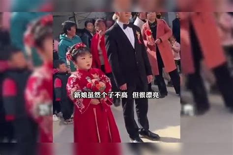 婚礼现场 新郎新娘上演最萌身高差娇妻不过肩 身高不是距离