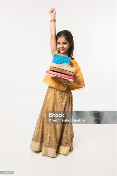 행복 한 인도 여자 아이 인종 착용 또는 전통적인 착용에 선물 상자를 들고 또는 흰색 배경에 고립 된 카메라 앞에서 포즈 귀여운에 대한 스톡 사진 및 기타 이미지 Istock