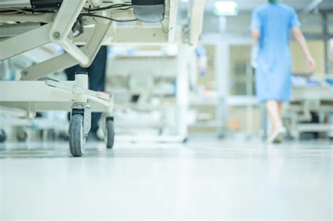 간호사는 환자를보고 Icu 방의 청결을 확인하기 위해 걷고 있습니다 간호사에 대한 스톡 사진 및 기타 이미지 간호사 가정의