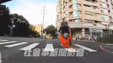 耍帥翻車？高雄猴狂催油門「翹孤輪」 下秒重摔痛到躺路中 鏡週刊 Mirror Media