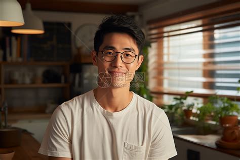 带着眼镜的男人微笑着高清图片下载 正版图片600618762 摄图网