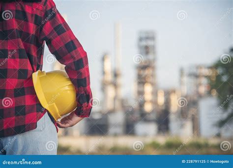 инженер строитель женщина надевшая белую шляпу на стройке инженер женщина Стоковое