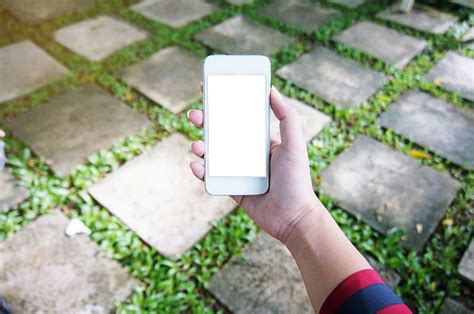 여자의 손을 잡고 휴대 전화 빈 복사본 공간 화면 닫습니다 기술 개념 스마트 전화입니다 Brand Name Smart Phone