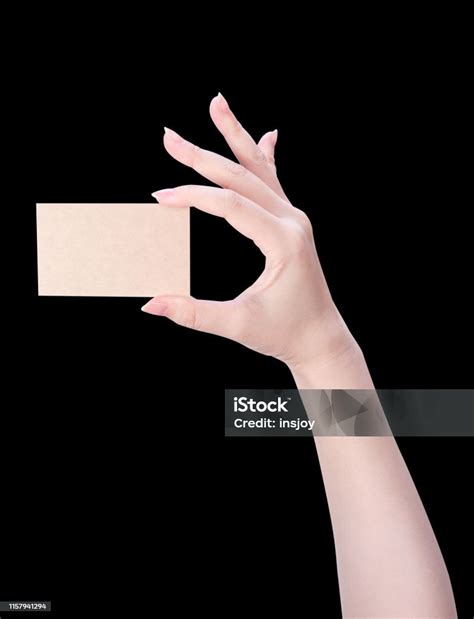 젊은 아시아 깨끗한 소녀 손 보유 빈 크래프트 갈색 종이 카드 템플릿 고립 에 검정 배경 클리핑 경로 클로즈업 조롱 잘라 갈색에 대한 스톡 사진 및 기타 이미지 Istock