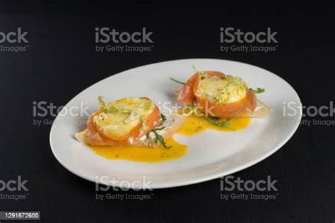 가볍게 소금에 절인 연어와 소스를 곁들인 맛있는 달걀 베네딕트 0명에 대한 스톡 사진 및 기타 이미지 0명 검은색 계란