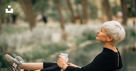 흰색 세라믹 머그잔을 들고 있는 검은색 긴 소매 셔츠를 입은 여자 사진 Unsplash의 무료 웰빙 이미지