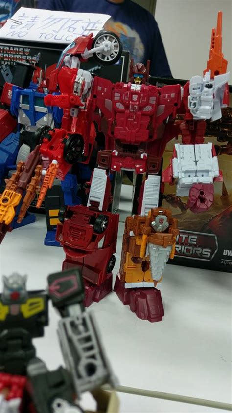 takaratomy transformers uw 08 computron comparison with hasbro combiner