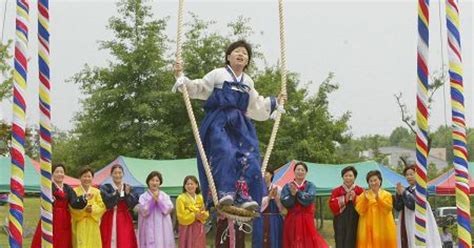 단오날 그네타는 아낙들