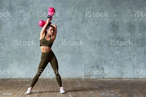 회색 배경에 핑크 복싱 장갑에 포즈를 취하는 아름다운 운동 소녀 공간을 복사합니다 컨셉 스포츠 싸움 목표 성취 슛 스포츠에 대한 스톡 사진 및 기타 이미지 Istock