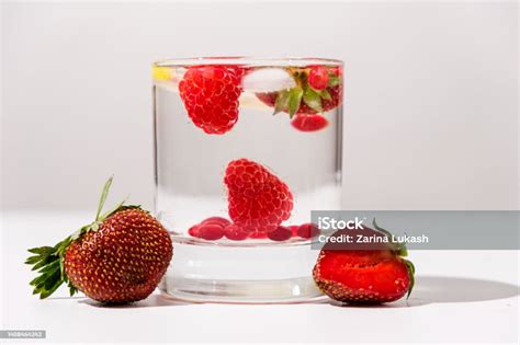 딸기 라스베리 및 얼음이 흰색 배경에 담긴 여름 칵테일 측면 전망 감귤류 과일에 대한 스톡 사진 및 기타 이미지 감귤류 과일