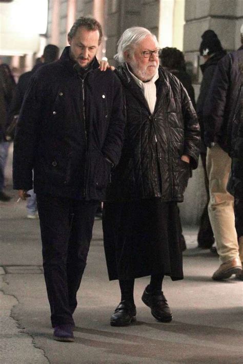 Paolo Villaggio E Il Figlio Pierfrancesco A Passeggio Per Milano Olycom Il Messaggero It