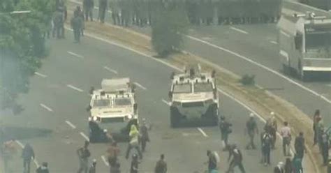 Tanqueta Atropella A Manifestantes En Venezuela