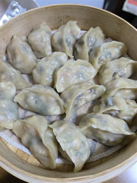 【烫面蒸饺素菜虾仁的做法步骤图，怎么做好吃】多米爱桃桃下厨房