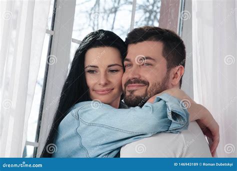 Eine Nahaufnahme Eines Gl Cklichen Paars Das Im Schlafzimmer Umarmt Und K Sst Stockbild Bild