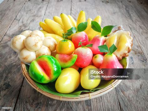 Kanom Look Choup 녹색으로 만든 태국 전통 디저트 코코넛 밀크 설탕 젤리와 과일 모양 과일에 대한 스톡 사진 및