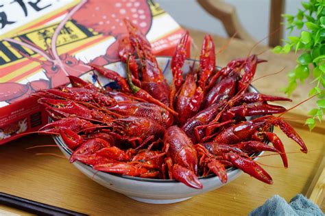 吃小龙虾头里的黄是虾籽还是虾屎都不是知道就别乱吃了 搜狐大视野 搜狐新闻