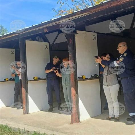 Близо 30 души се включиха в традиционния турнир по стрелба на Областната дирекция на МВР в